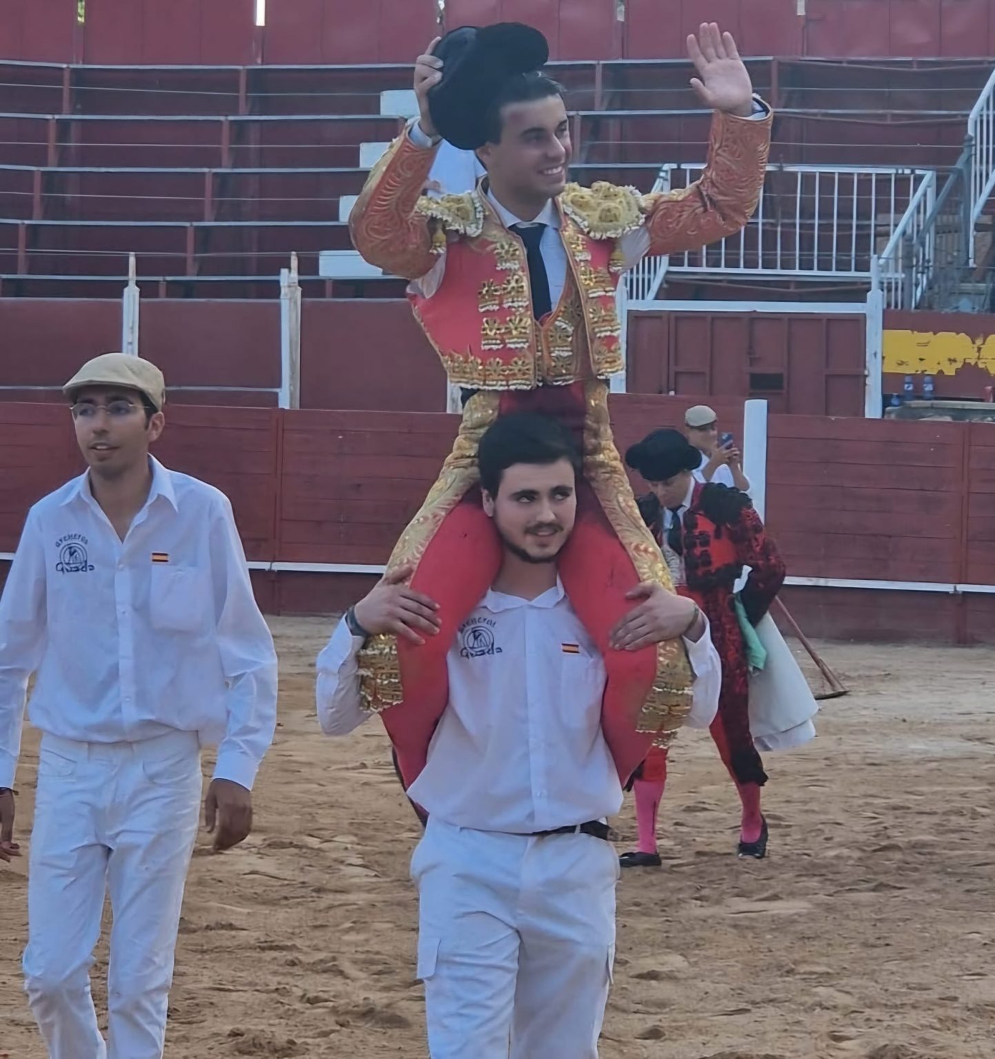 Víctor Cerrato abre la Puerta Grande en una tarde en la que Bruno cala ...